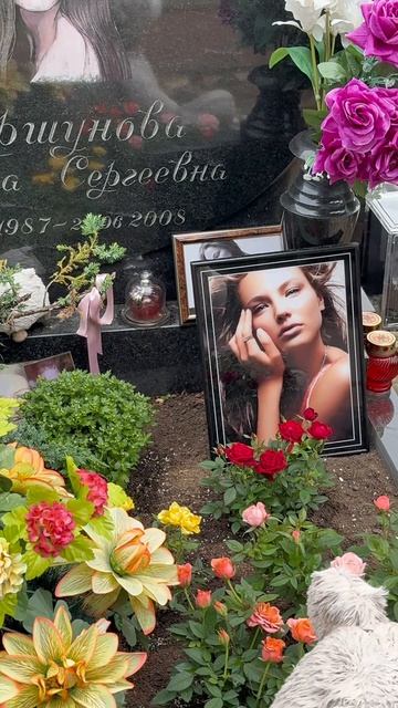 Её смерть стала предметом всемирного обсуждения . Могила супермодели Русланы Коршуновой / ХОВАНСКОЕ