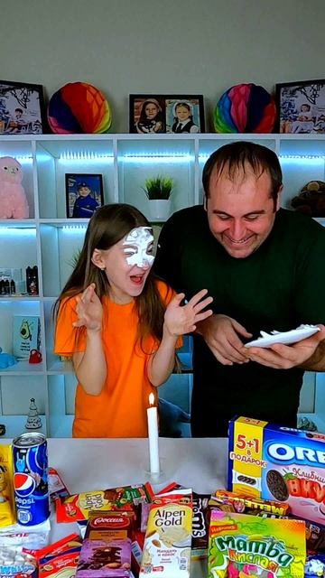 Челлендж заключается в том, чтобы задуть свечу движением "Кунг Фу"