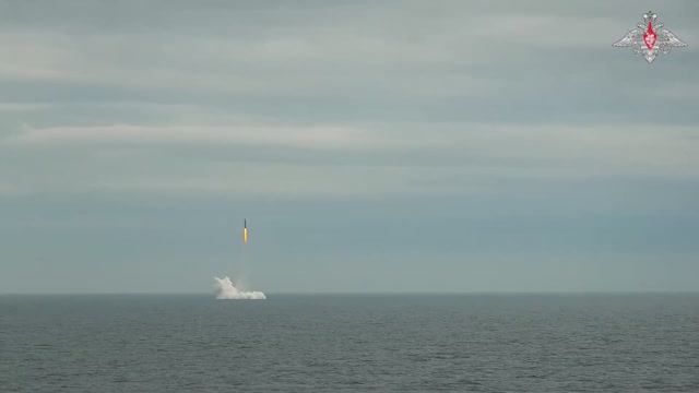Атомный подводный крейсер  из подводного положения пуск межконтинентальной баллистической ракеты