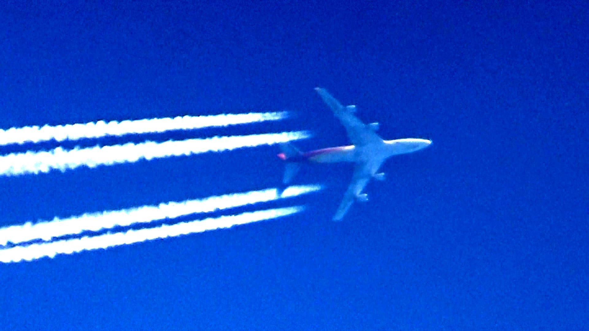 Boeing 747-4HAF с конденсационным следом на чистом небе. Съемка 21.05.2026