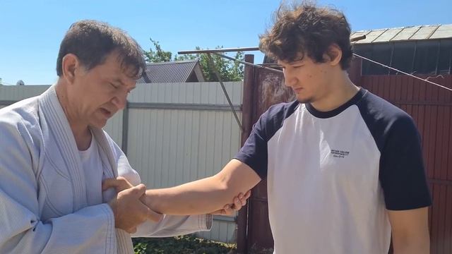 Болевой на запястье при захвате за отворот куртки