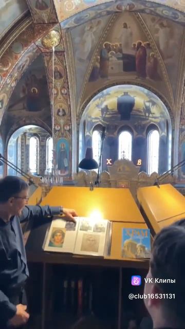 Студенты-реставраторы СПбГУПТД посетили Храм Успения Пресвятой Богородицы