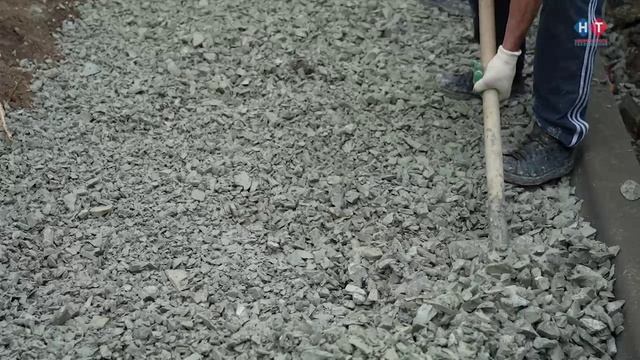 На улице Октябрьской продолжаются работы по благоустройству тротуара.