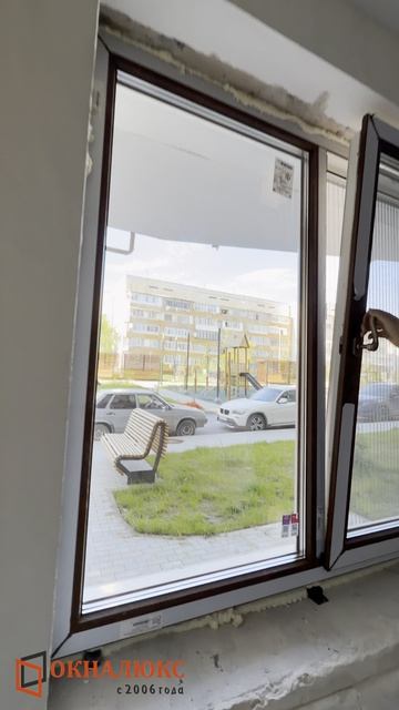 Москитная сетка плиссе белого цвета на окне РЕХАУ Интелио со внутренней ламинацией золотой дуб