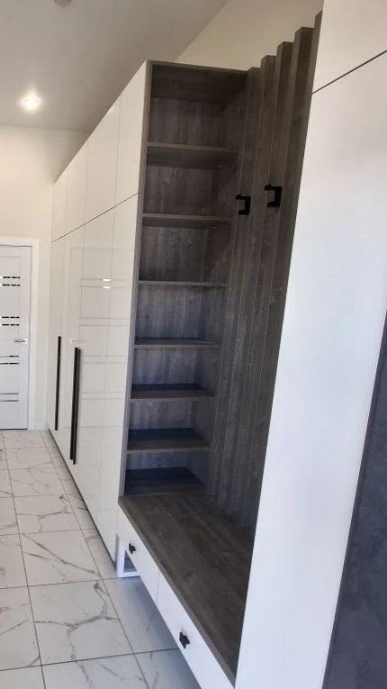 Мия - современная, трехстворчатая прихожая с глянцевым фасадом на заказ в Москве, Владимире, Иваново