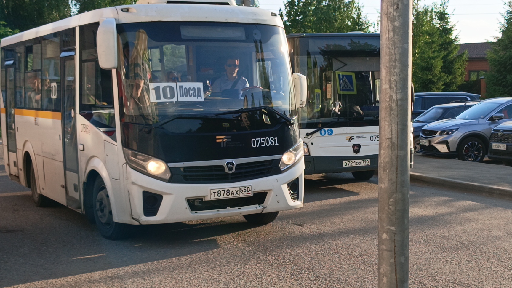 ПАЗ ВЕКТОР НЕКСТ НА 10 МАРШРУТЕ ПОДЪЕЗЖАЕТ К ОСТАНОВКЕ ВЕРХНИЙ ПАСАД В Г.ЗВЕНИГОРОДЕ.