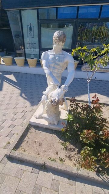 Жанровая скульптура Золотое руно в Анапе