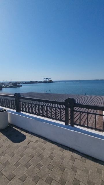 Вид на побережье Черного моря со смотровой площадки в Анапе