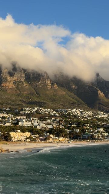 Camps Bay в золотой час - океан, город и горы | ЮАР 4K