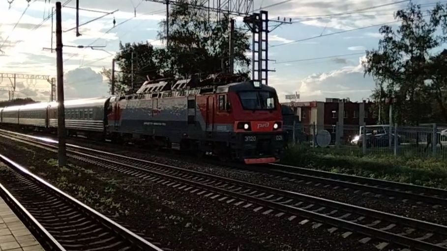 Поезд № 20 «Тихий Дон» с электровозом ЭП20-021 июльским вечером