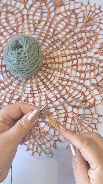 🧶 Пятничные полезности 🧶
✅️ Способ набора петель для вязания спицами при помощи крючка 👌