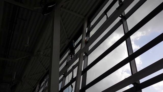 Мойка фасада в Москве промышленными альпинистами