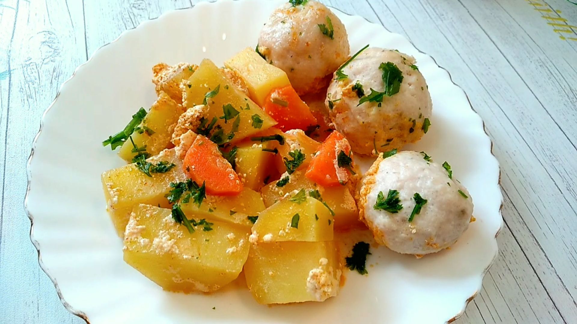 Картофель с фрикадельками в духовке