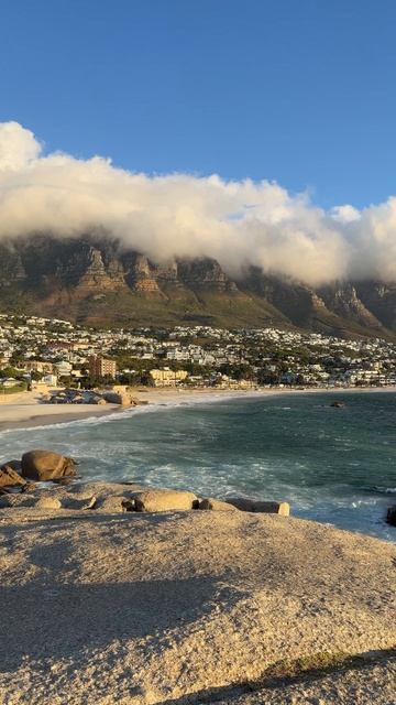 Camps Bay на закате - горы, валуны и океан | ЮАР 4K