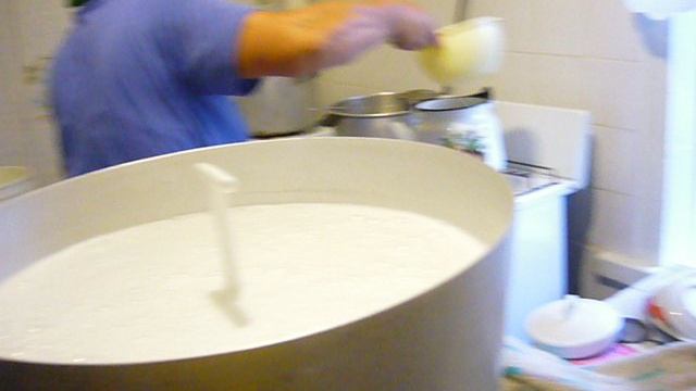 Как делают сметану в татарской деревне. Сепаратор.