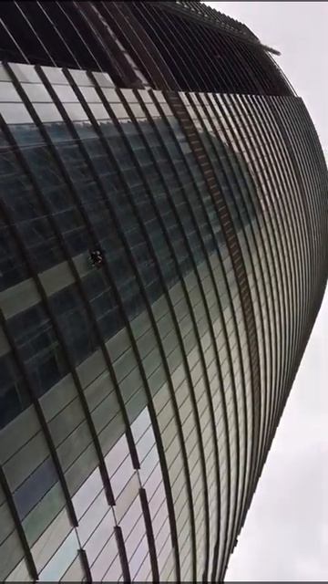 Мойка фасадного остекления на высоте
