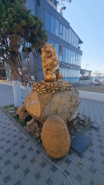 Жанровая скульптура Лев на набережной Анапы