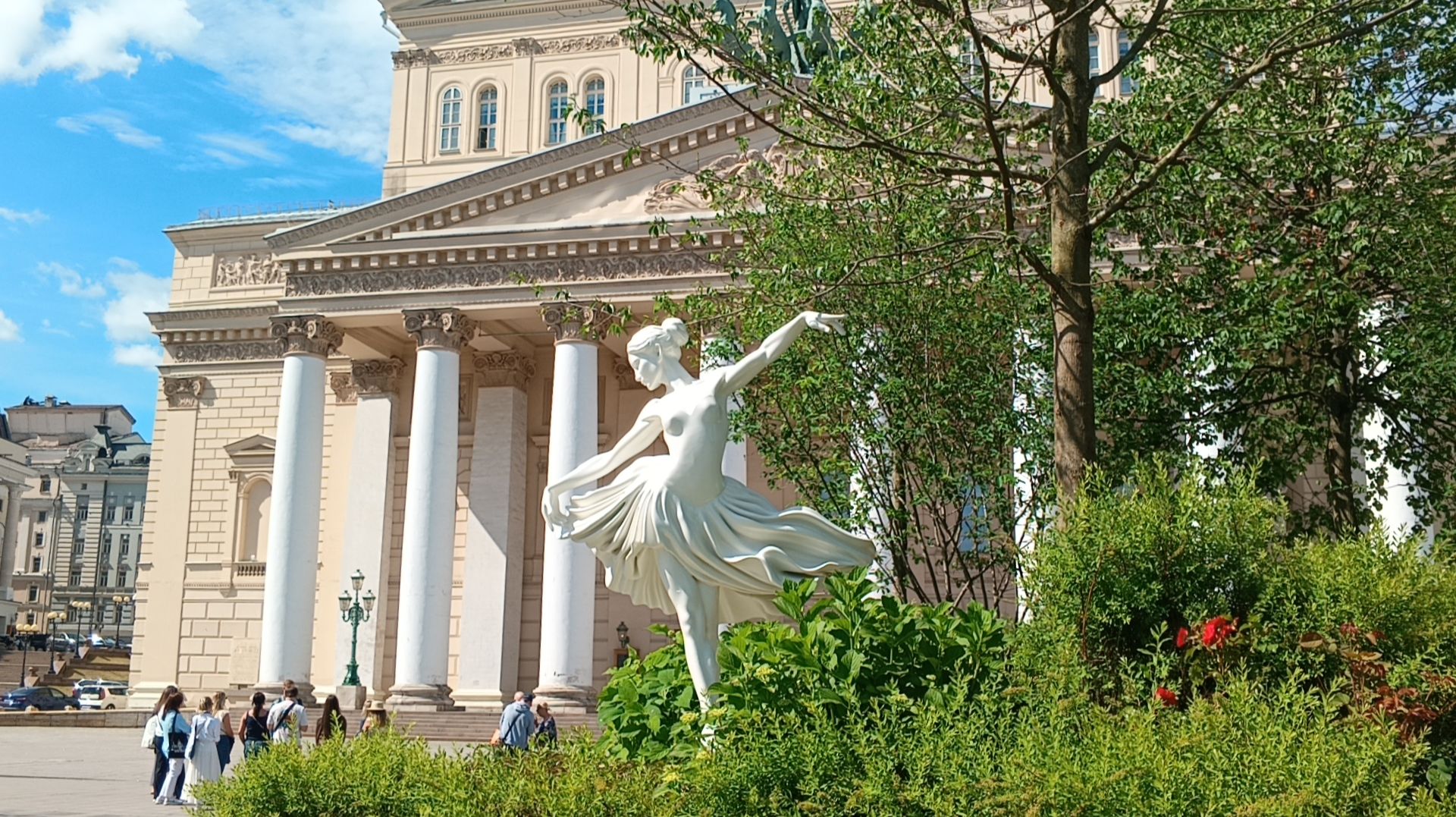Прогулки по Москве. Белоснежный балет у Большого театра.