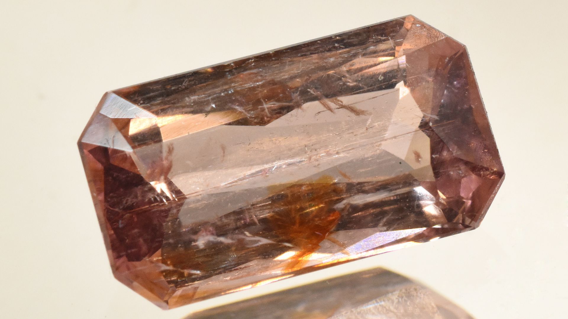Турмалин 2.68ct. Октагон, оранжево-розовый.