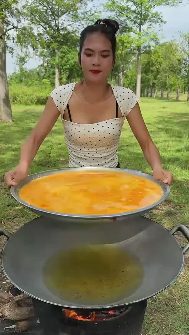 Готовим аппетитные яичные фритты с жареной лапшой.
