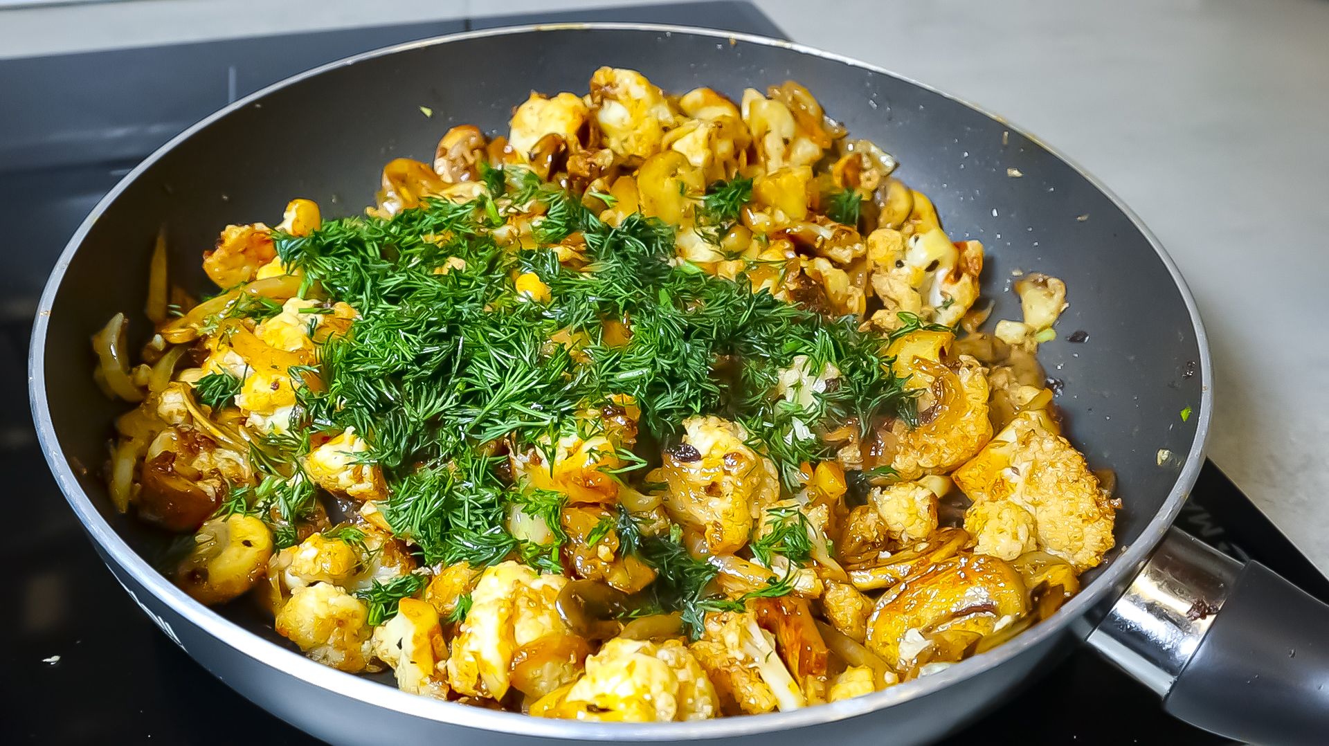 Эта цветная капуста с грибами - просто находка! Просто и невероятно вкусно.