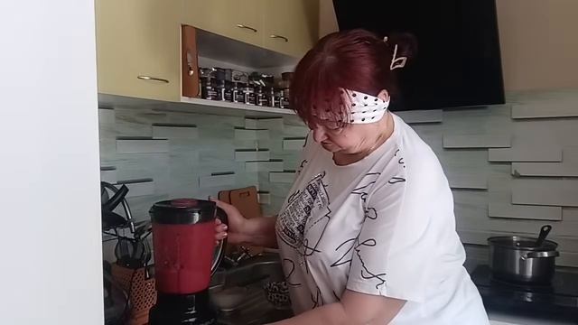 Три поколения-- И снова дождь а мы готовим, мороженое.