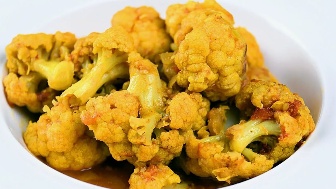Жаренная цветная капyста в ĸляре с куркумой.