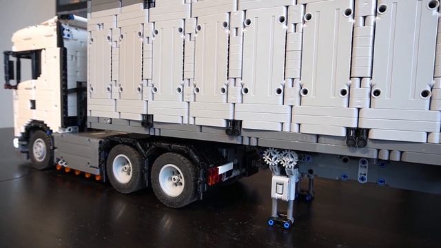 Semi trailer with sliding curtains- how it works (LEGO Technic MOC)