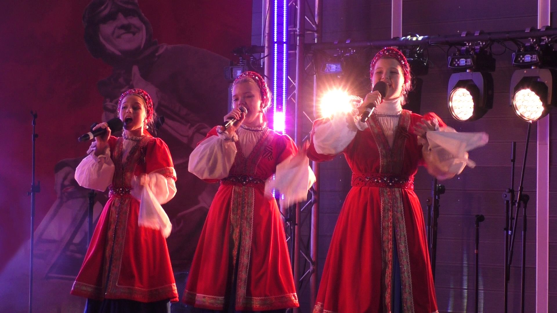 Концерт к Дню Победы в Домодедово. "Кумушки-подружки" и "Ассорти" - Веселись, народ (09.05.26)