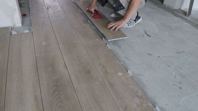 Как уложить горбатую плитку в разбежку по ламинат #Ремонт#new #diy #топ