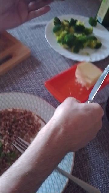 Здоровый завтрак, гречка, брокколи, масло, зелень, хлебцы, хлеб без дрожжей
