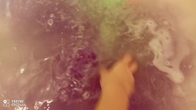 Запускаем в воду новые бомбочки для ванны. Ждём игрушечку😊