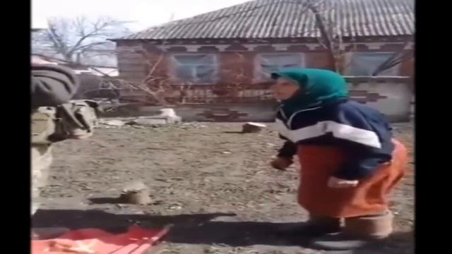Бабушка с красным флагом СССР. Что стало с флагом Победы?