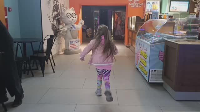 Настя играет в прятки с котиком из Кей-поп охотниц в семейном парке развлечений #детям