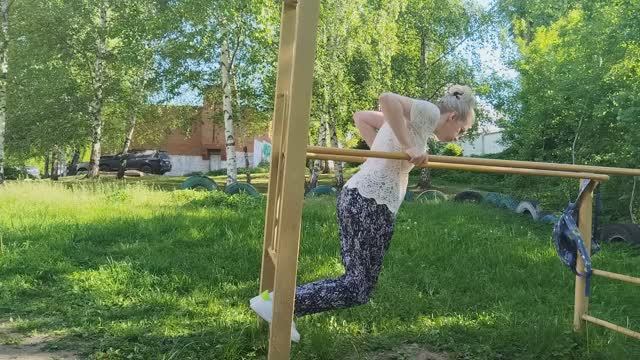 отжимание на брусьях с опорой на ноги