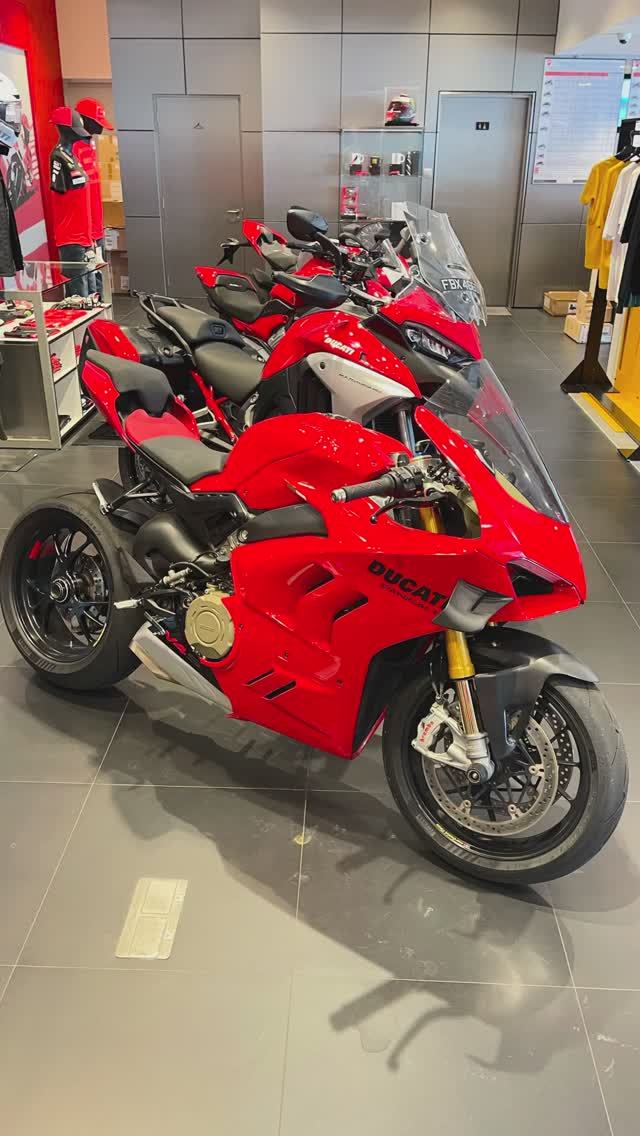 Наш визит в дилерский центр Ducati в Сингапуре | Актуальная линейка бренда 🇮🇹