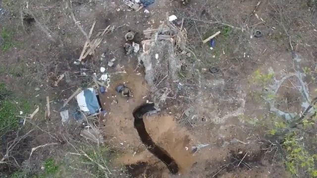 Российский спецназ зачищает блиндаж ВСУ, скрытно подойдя к нему. Уникальные кадры ближнего боя