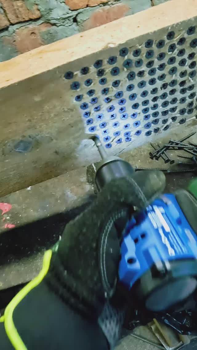12V против горы саморезов! 🔥