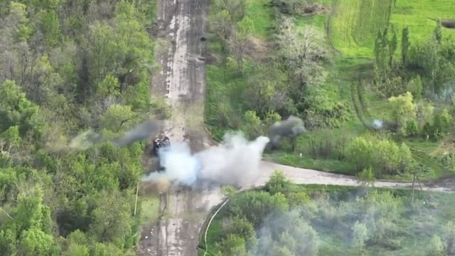 Российский танк Т-80 наткнулся на блокпост ВСУ и вступил в бой