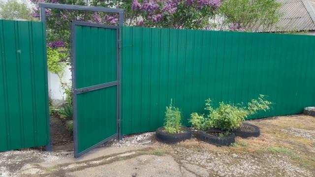 Забор плюс калитка из зелёного профнастила. Будёновский район возле кладбища.