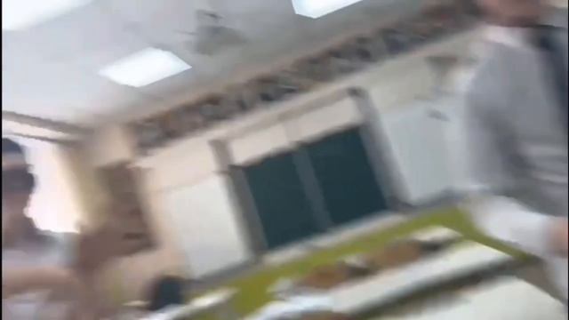 Мальчики поздравляют девочек.