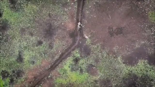 Просто уникальное видео. Боец отбрасывает от себя гранаты, которые сбрасывает на него БПЛА ВСУ