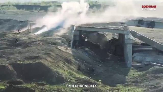 Уникальные кадры ближнего боя 2-х ополченцев с 3-мя бойцами ВСУ
