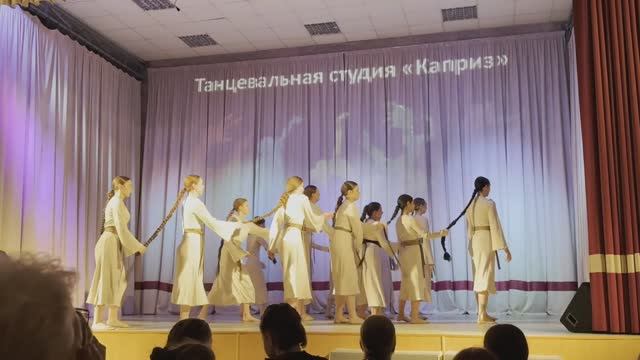 НЕДЕЛЯ СУЕТЫ В ГОРОДЕ ПЕРЕД КАНИКУЛАМИ / ВЫСТУПЛЕНИЕ ДОЧКИ