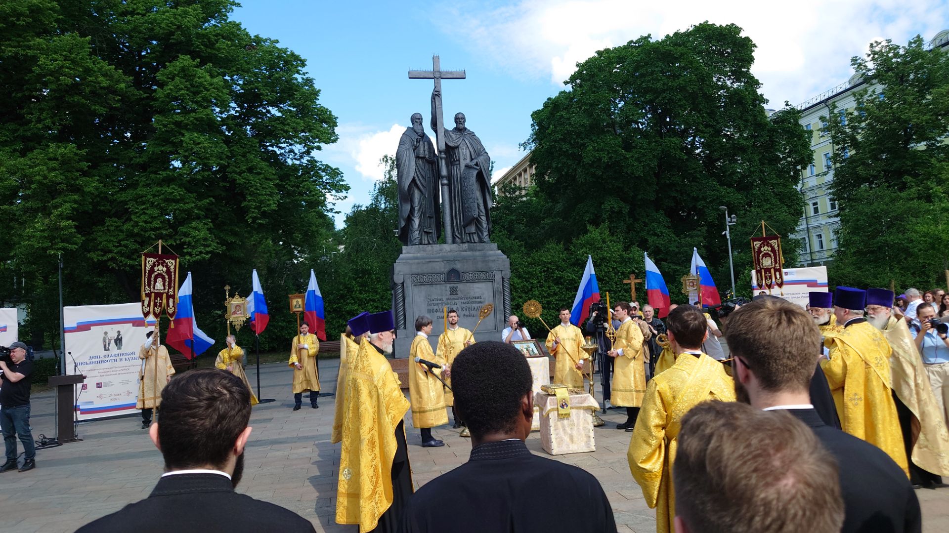 Цветы к памятнику Кириллу и Мефодию