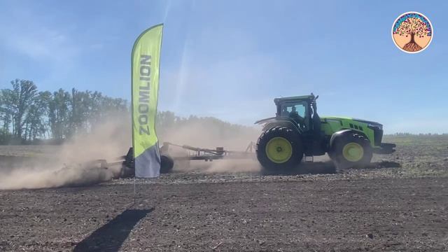 Гибридный трактор DV3354 агрегатирован с предпосевным культиватором