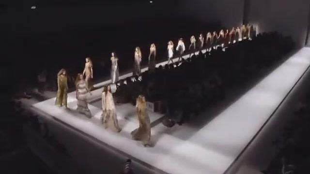 Показ женской коллекции Alberta Ferretti весна-лето 2011