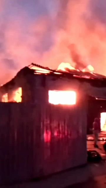 Сильный пожар на мебельном складе в Супонево