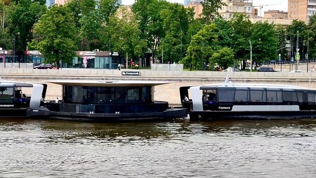 трамвайчики у Киевского причала