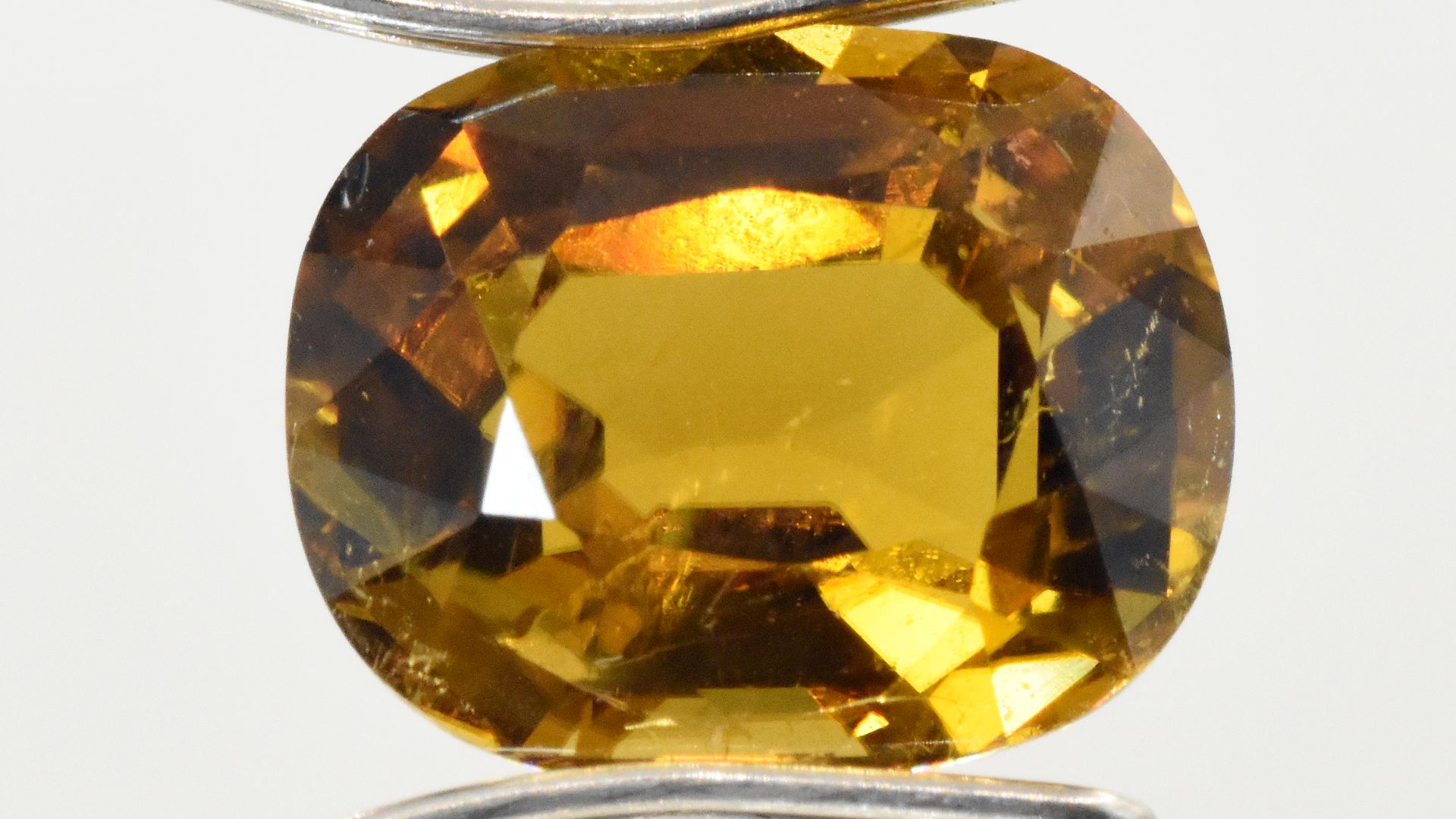 Турмалин дравит 4.66ct. кушон (Мозамбик)
